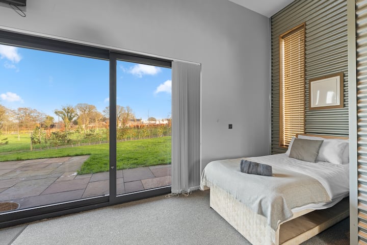 Spacious 3-bed Studio Cabin – Ideal For Contractor - Ashbourne