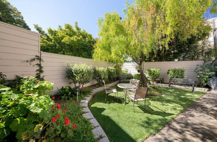 Charming And Comfortable Retreat | Rooftop Deck - Usa