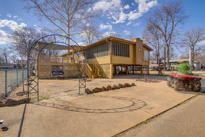 Deck & Fire Pit! Cabin Half-mi To Tunica Lake - Hollywood Casino & Hotel Tunica