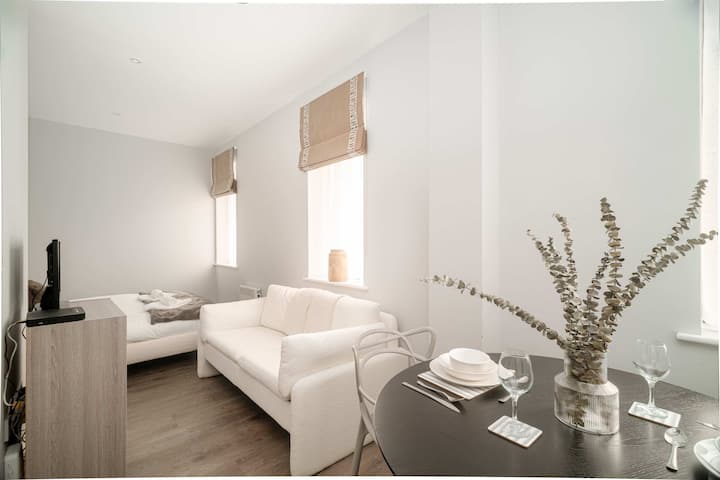 Modern Studio Apartment In Waterloo, Liverpool - Formby