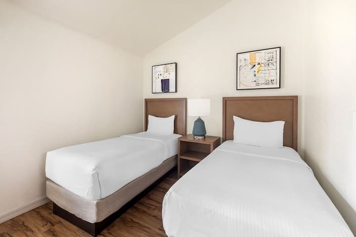 Relax And Recharge! Lakefront Stay With Kitchen! - Orlando