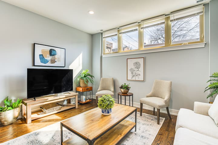Walk To Blue Line: Sleek Apartment In Bucktown! - Chicago