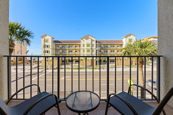 Charming 1br/1.5ba Condo Steps From Madeira Beach - Madeira Beach, FL