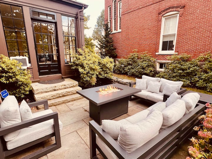 Historic Downtown Gathering House: Yard+event Barn - Portland, ME