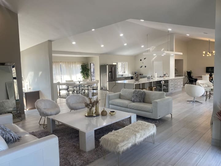 Ranch Style W/ Firepit & Big Backyard Tv Room - Rockford, IL