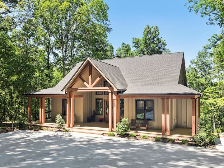 Emerald Lodge | Large Mtn Cabin | Hot Tub + Views - Jasper, TN