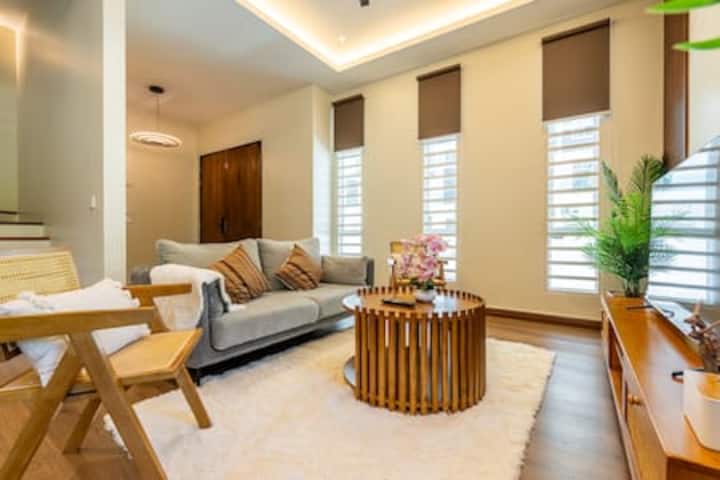 Feringghi Villa By Alv - Tropical  Family Room - Batu Ferringhi