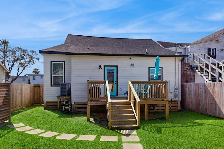 2 Br Dog Friendly Beach Home With Fenced Yard - Seawall Boulevard, TX