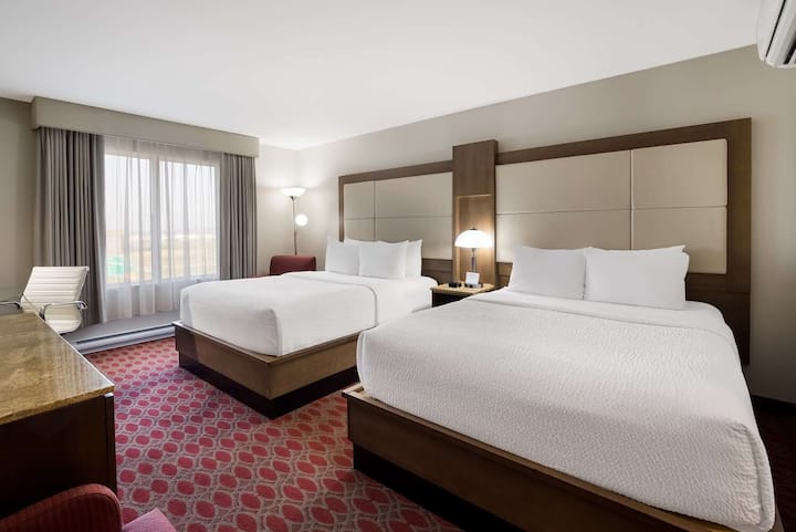 Modern Room W/ Mountain Views & Swimming Pool - Calgary