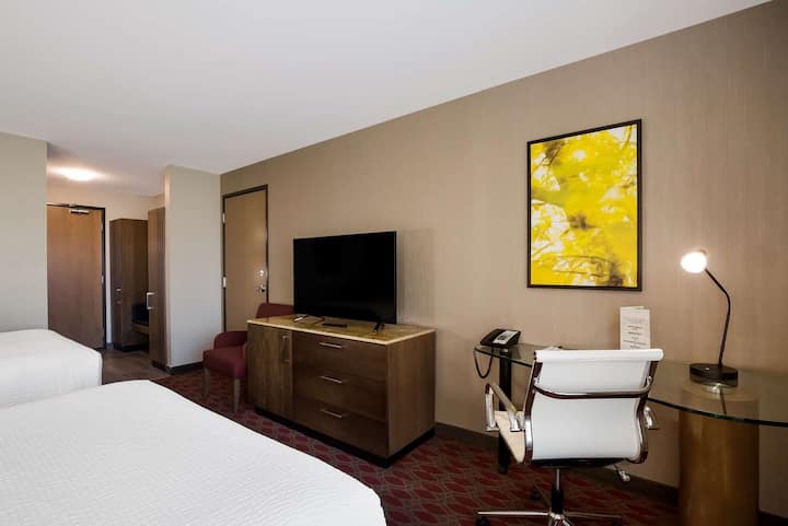 Rocky Mountain Views, 2 Comfortable Rooms W/ Pool - Calgary