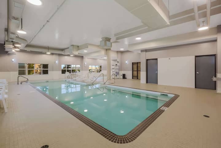 Relax & Unwind In 3 Affordable Rooms W/ Pool - Calgary