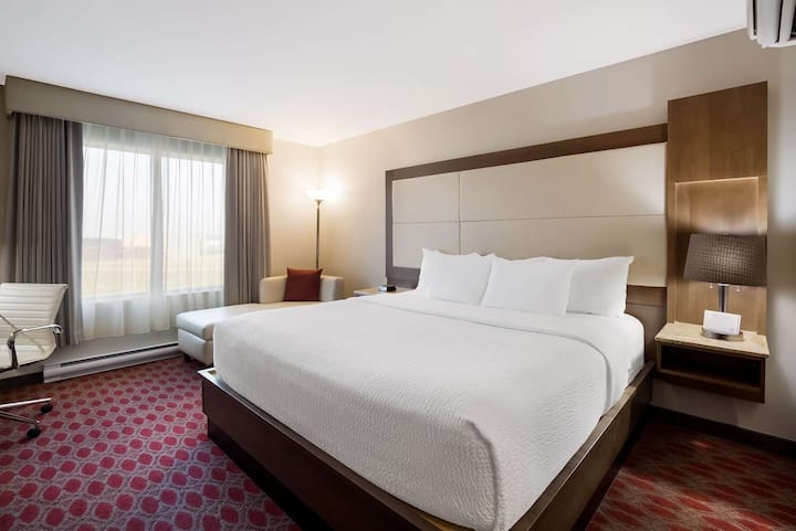 Luxe Room W/ Ergonomic Workspace & Indoor Pool - Calgary