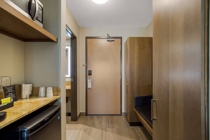 Luxe Room W/ Ergonomic Workspace & Indoor Pool - Calgary
