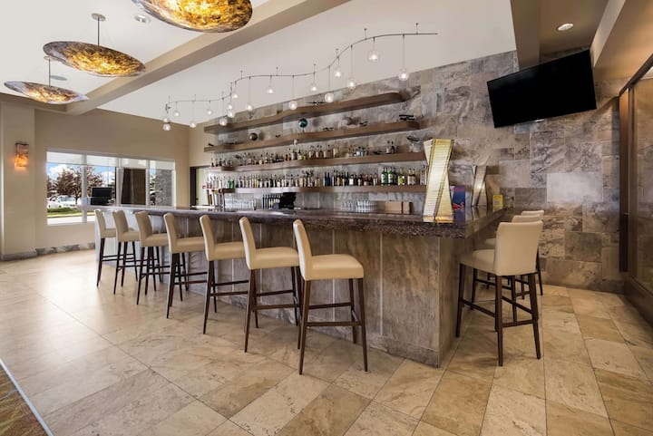 Luxe Room W/ Ergonomic Workspace & Indoor Pool - Calgary
