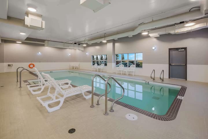 4 Family-friendly Rooms With Pool And Free Shuttle - Calgary