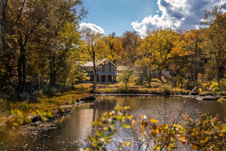 Black Walnut Tree Farm: 50-acre Autumn Retreat - Poughkeepsie, NY