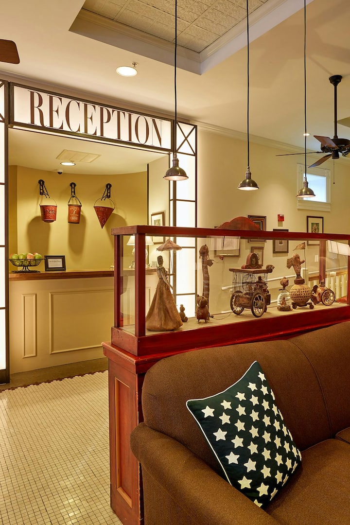 Charming Americana Elements & Homey Vibe - Boston, MA