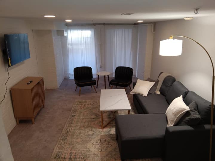 Spacious English Basement Retreat In Adams Morgan - Washington, D.C.
