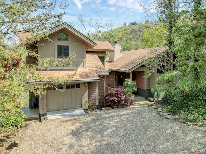 Robins Nest | Mountain Home Sleeps 10 - Townsend, TN