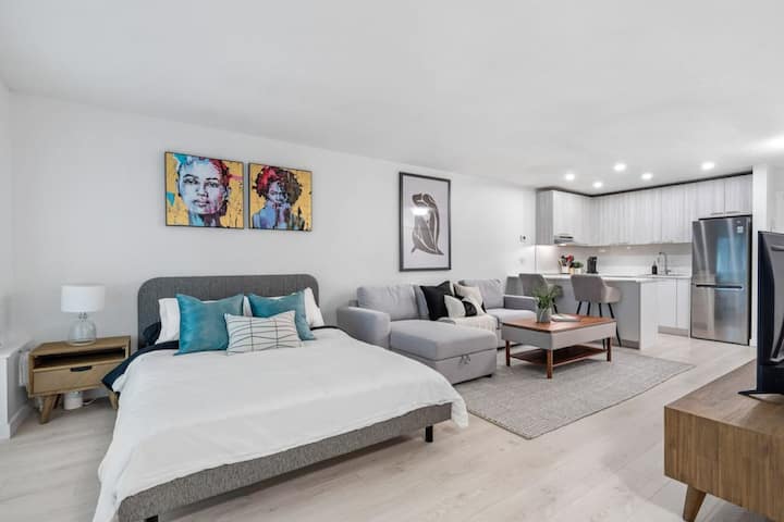 Chic West Side Vancouver Suite - Vancouver