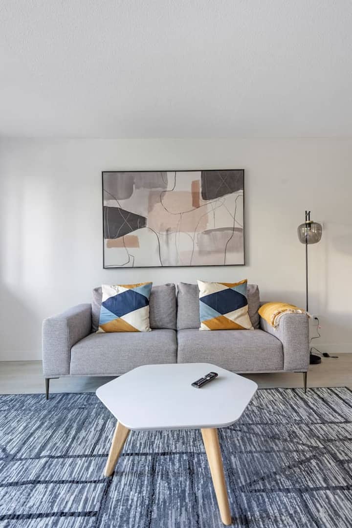 Bright 1br Condo | In Suite Laundry + Balcony - Vancouver