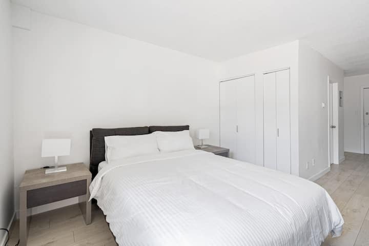 Newly Furnished Studio On Main Street - Vancouver