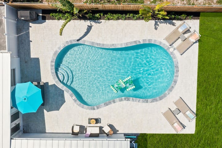 East Coast Oasis- Pool & Park Your Boat, Sleeps 8 - Riviera Beach, FL