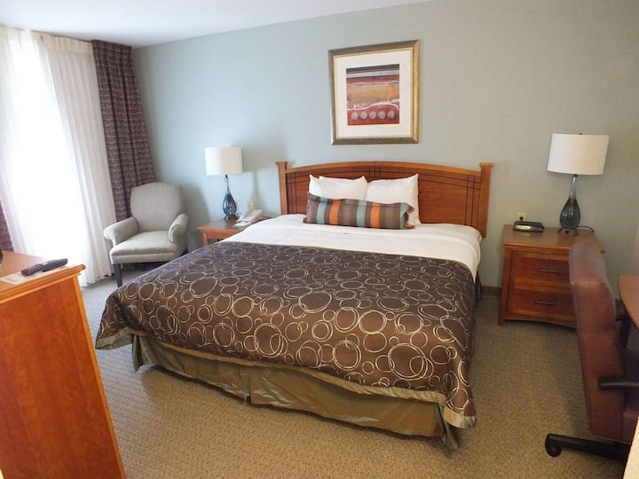 Relaxing Getaway With Indoor Pool & Breakfast - Toronto