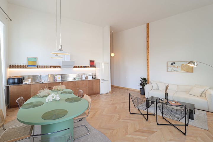 2br Central Stylish Apt In Tbilisi - By Wehost - Georgien