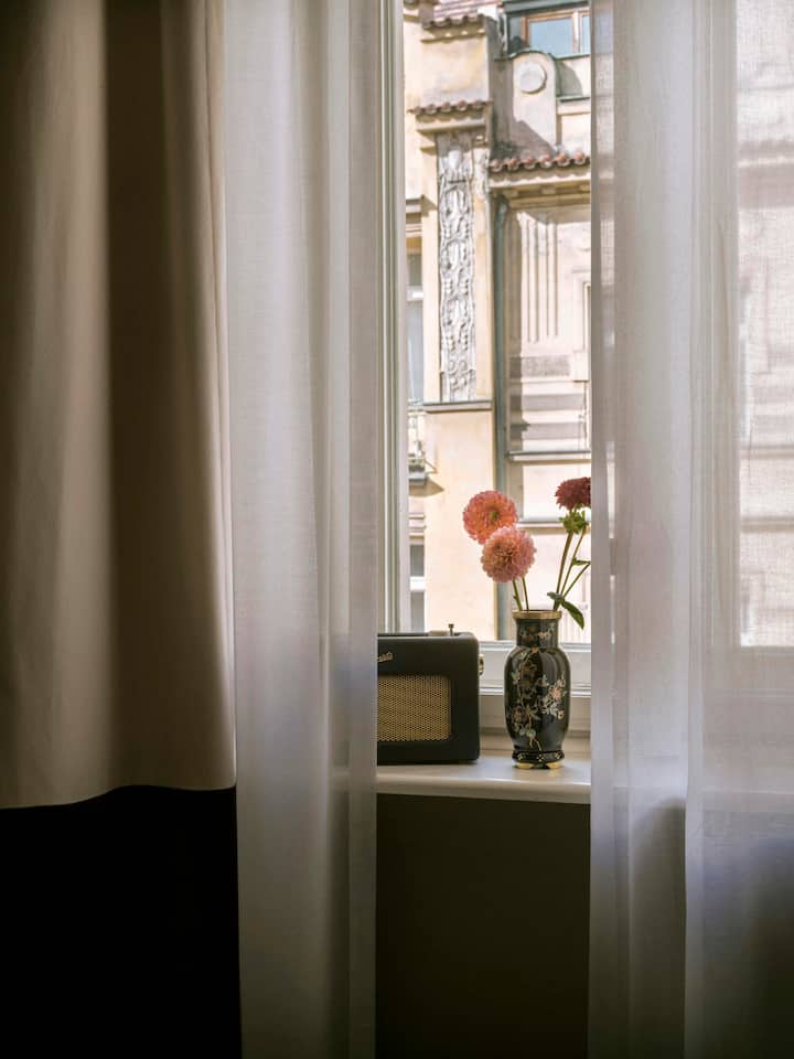 Steps From The Vltava River & Iconic Dancing House - Praga