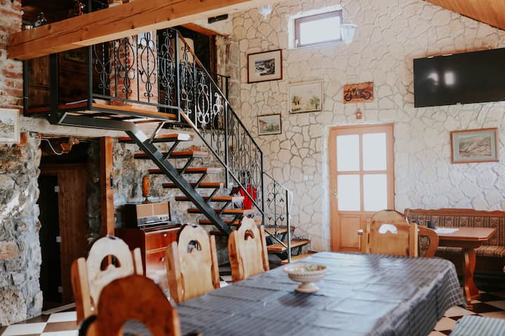 K-21753 Maison De Trois Chambres Avec Une Piscine - Gospić