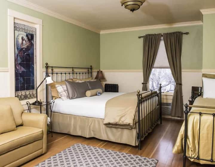 Downtown Stay W/ Historic Touches & Modern Comfort - Cody, WY