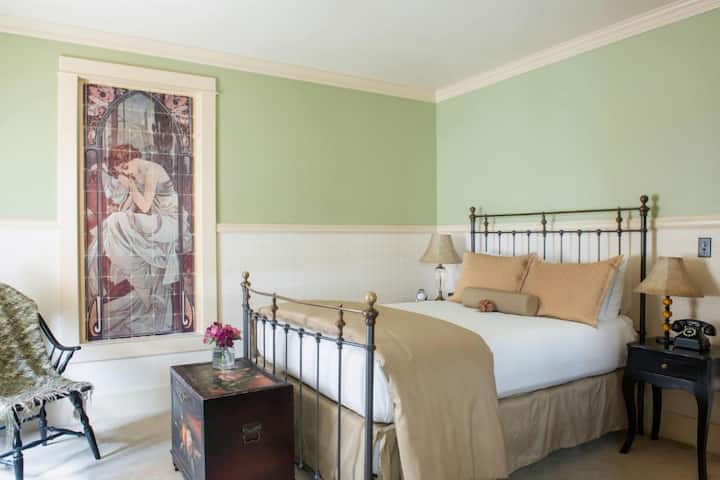 Relax In Elegant Room Near Cody's Main Street - Cody, WY