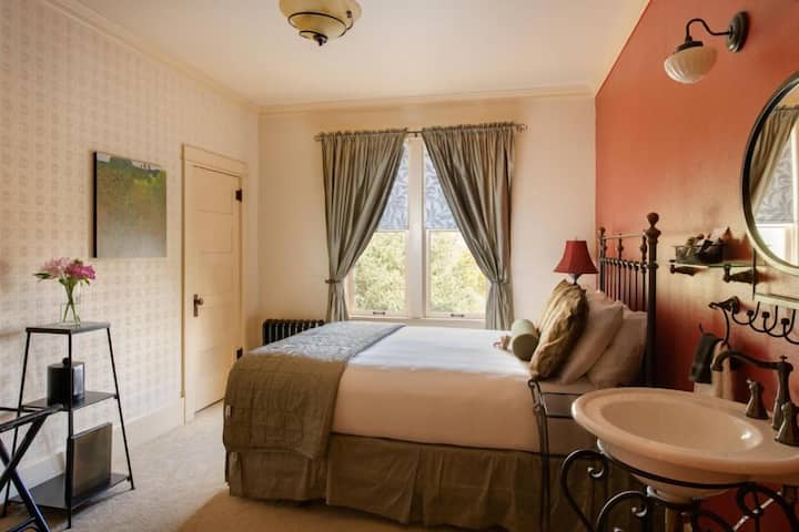 Historic Downtown Stay W/ Garden Courtyard - Cody, WY