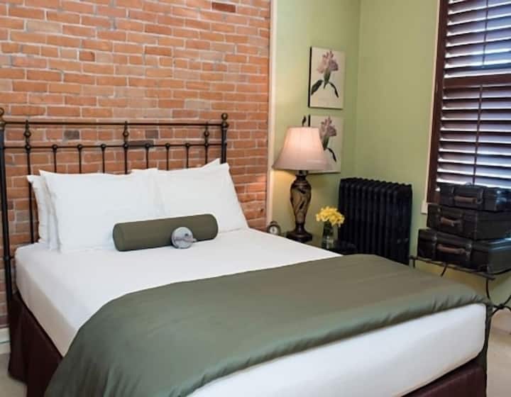 Downtown Getaway W/ Lounge & Outdoor Patio - Cody, WY