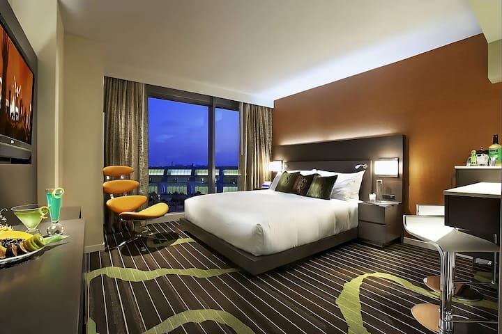 Modern Unit, Rooftop Pool, Parking, Near Seaworld! - San Diego, CA