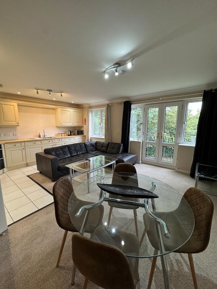Spacious Two Bedroom Apartment In Bracknell - Bracknell