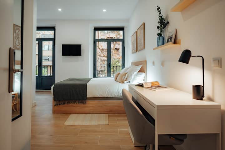 Suite Duero: Bed, Balcony & Kitchenette In Madrid - Madrid