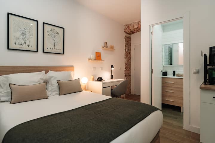Suite Tajo: Bed, Balcony & Kitchenette In Madrid - Madrid