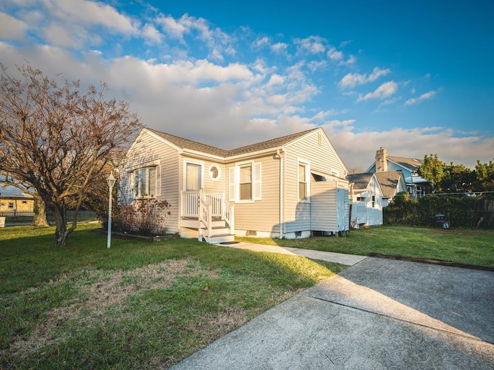 Charming 4-br Beach House Near Shore | Sleeps 8 - Cape May, NJ