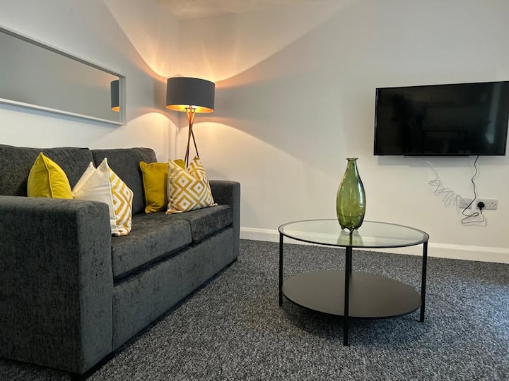 Modern 2-br Apt 25 W/ Parking & Ac, Town Centre - Kirkcaldy