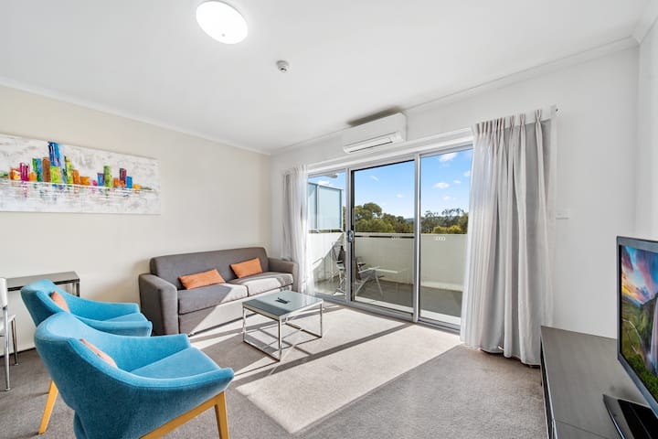 Bright 1-bed Apartment With Balcony - Canberra