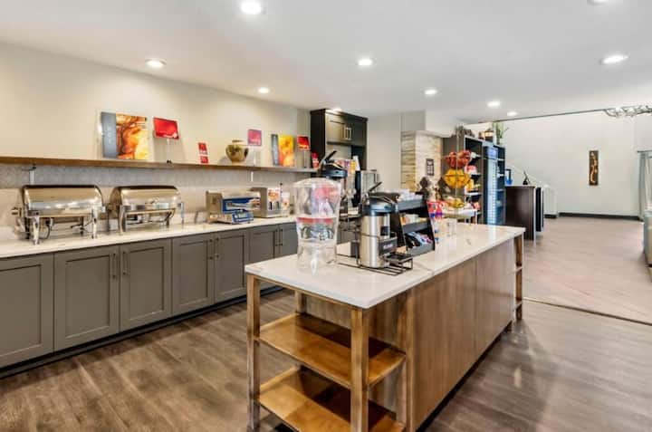 2 Pet-friendly Suites W/free Breakfast In Colorado - Eagle, CO