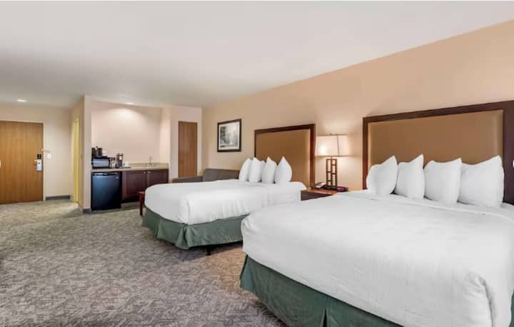 Two Floors | Suite - 1 King 2 Queen Beds - Eagle, CO