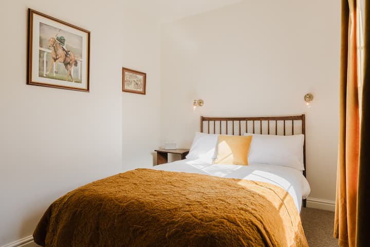 Stunning Room Above The Amazing Silks Pub! - Marlborough