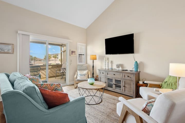 Beachy 3br Condo W/pool & Patio - Fernandina Beach, FL