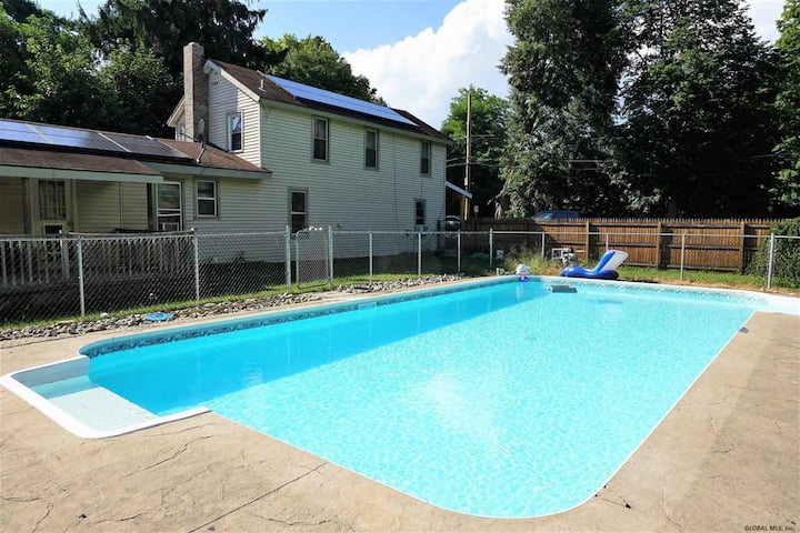 Spacious Cottage With Pool Near Saratoga Race Trac - Saratoga Springs, NY