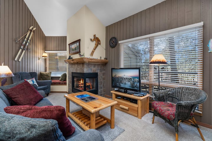 Mt. Bachelor Village Escape: Hot Tub, Fireplace - Bend, OR