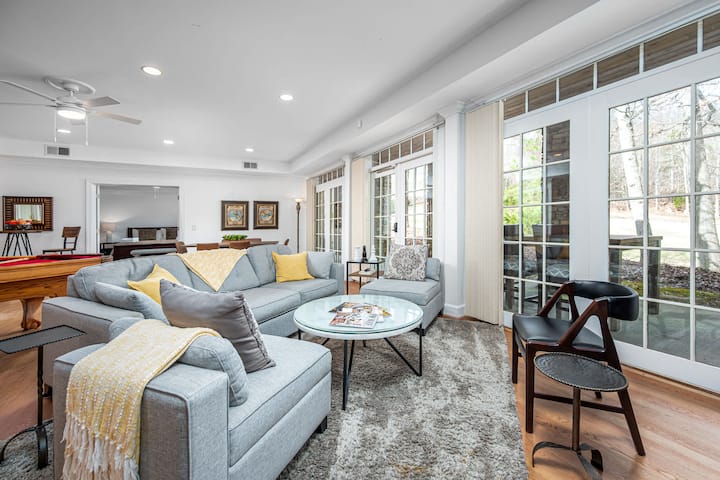 The Clubhouse Hideaway: The Greenview Den - Chapel Hill, NC