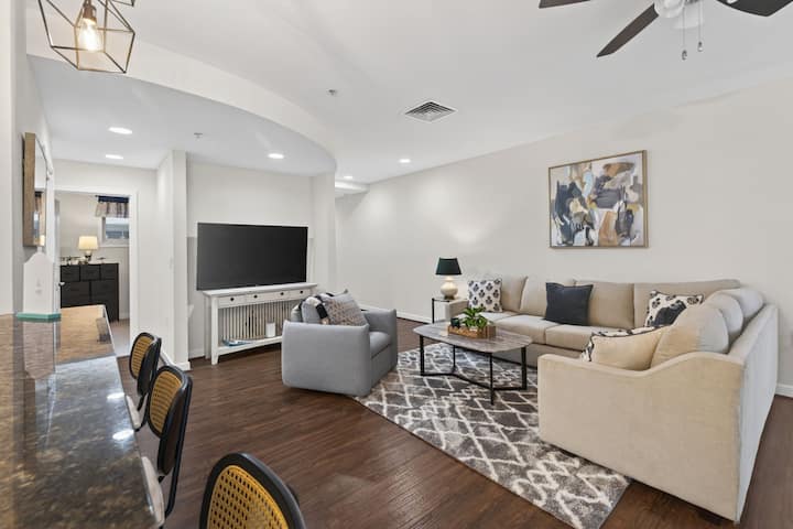 New! 3bd 2bth Oceanfront / Pool / Gym / Beach - Virginia Beach, VA